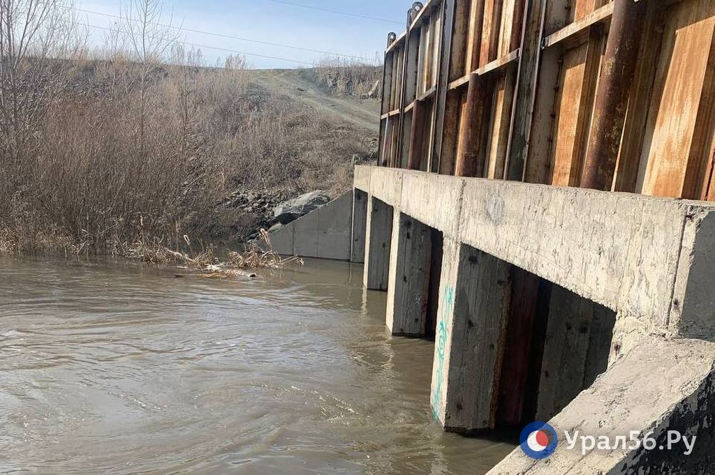Шлюзы на реке Елшанка в Орске открыты Фотофакт Урал56 Ру Урал56 Ру